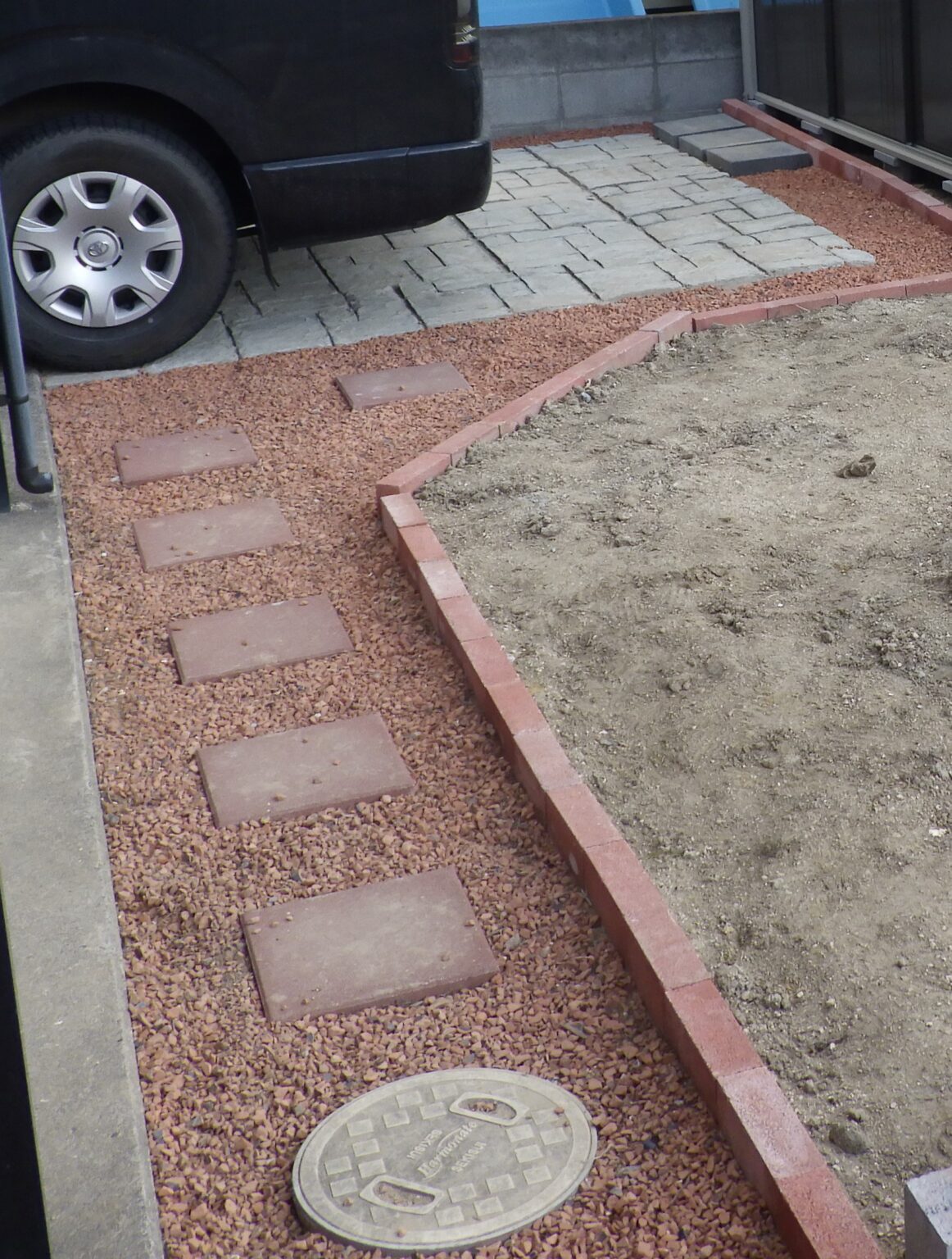 赤色の瓦チップを使ってカラフルな庭を演出してみた！Vol.③ - 筋トレとセカンドライフを楽しむ